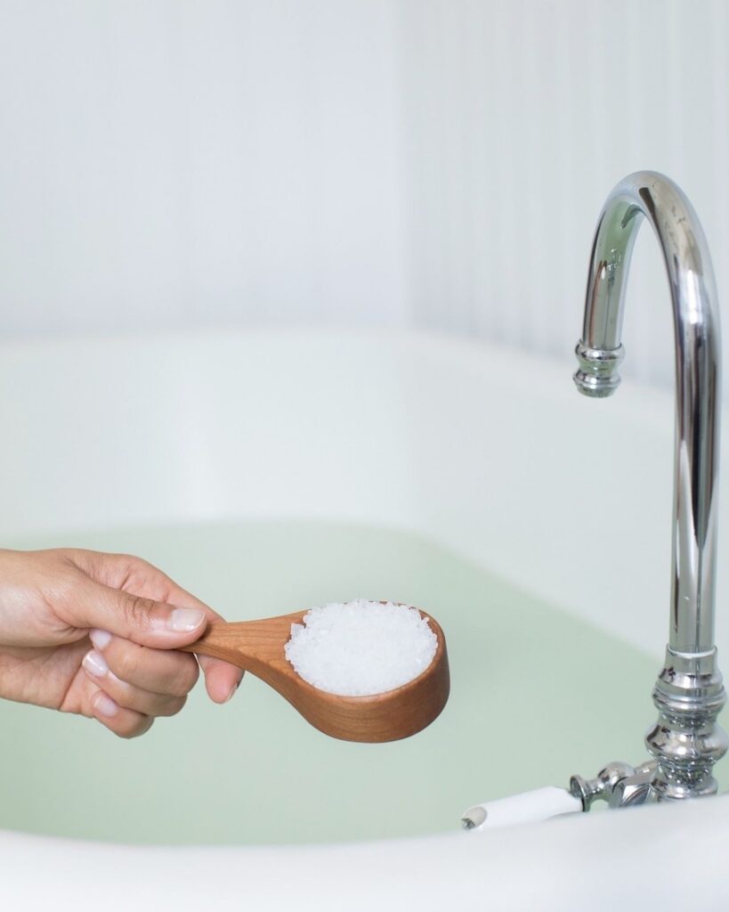 10 Manfaat Mandi Air Garam untuk Tubuh dan Pikiran - Gen Amikom