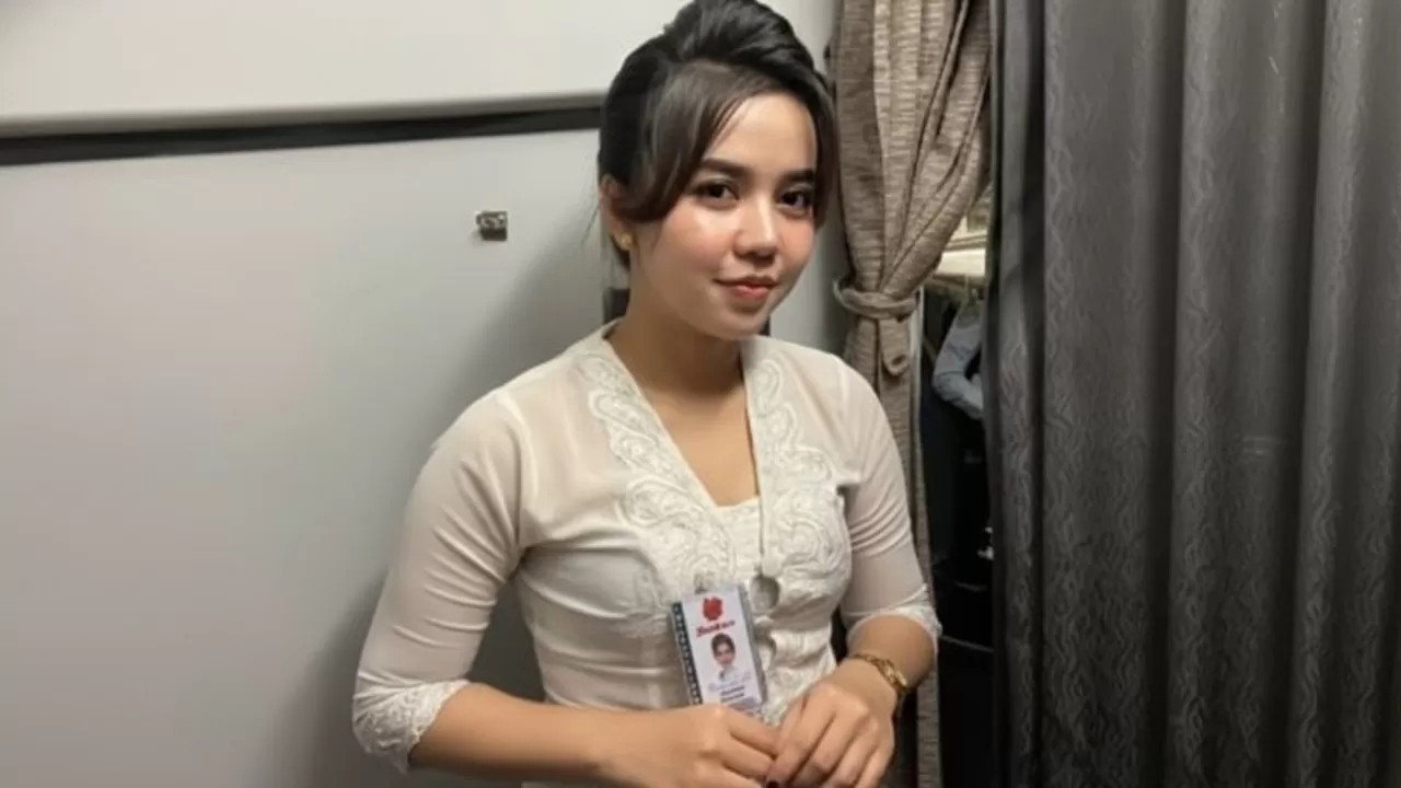 Kisah Khairun Nisa Pramugari yang Viral, Kini Ditawari Sekolah Pramugari - Gen Amikom